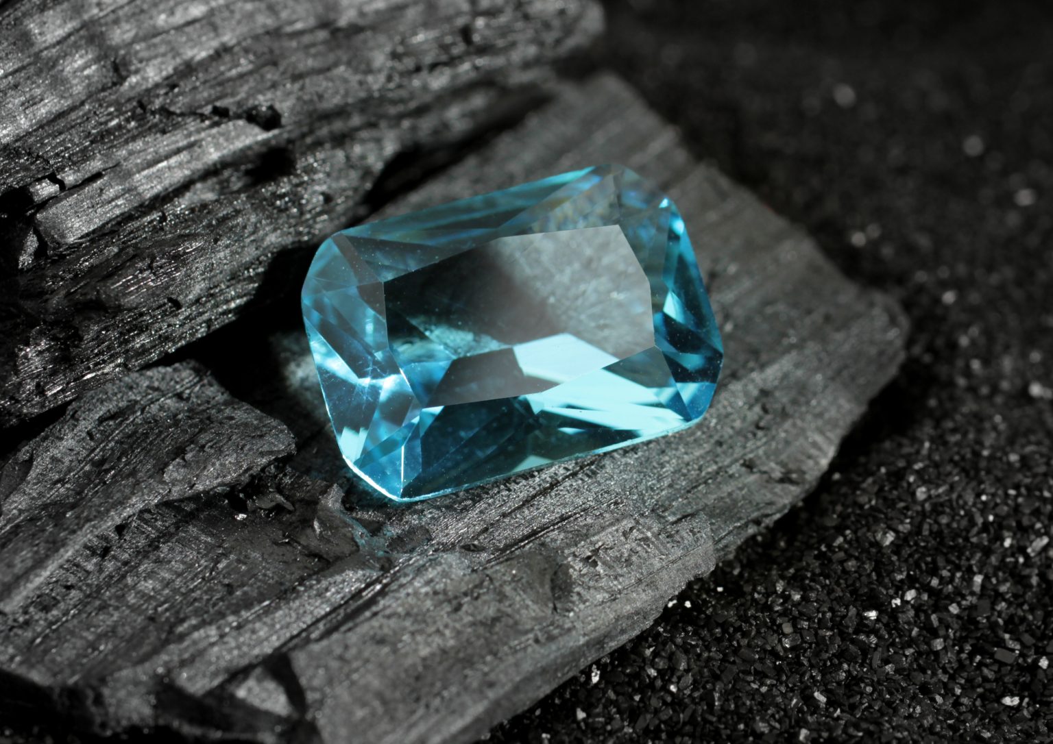 Aquamarine Stone: Meaning, Properties and Value of the Blue Gemstone