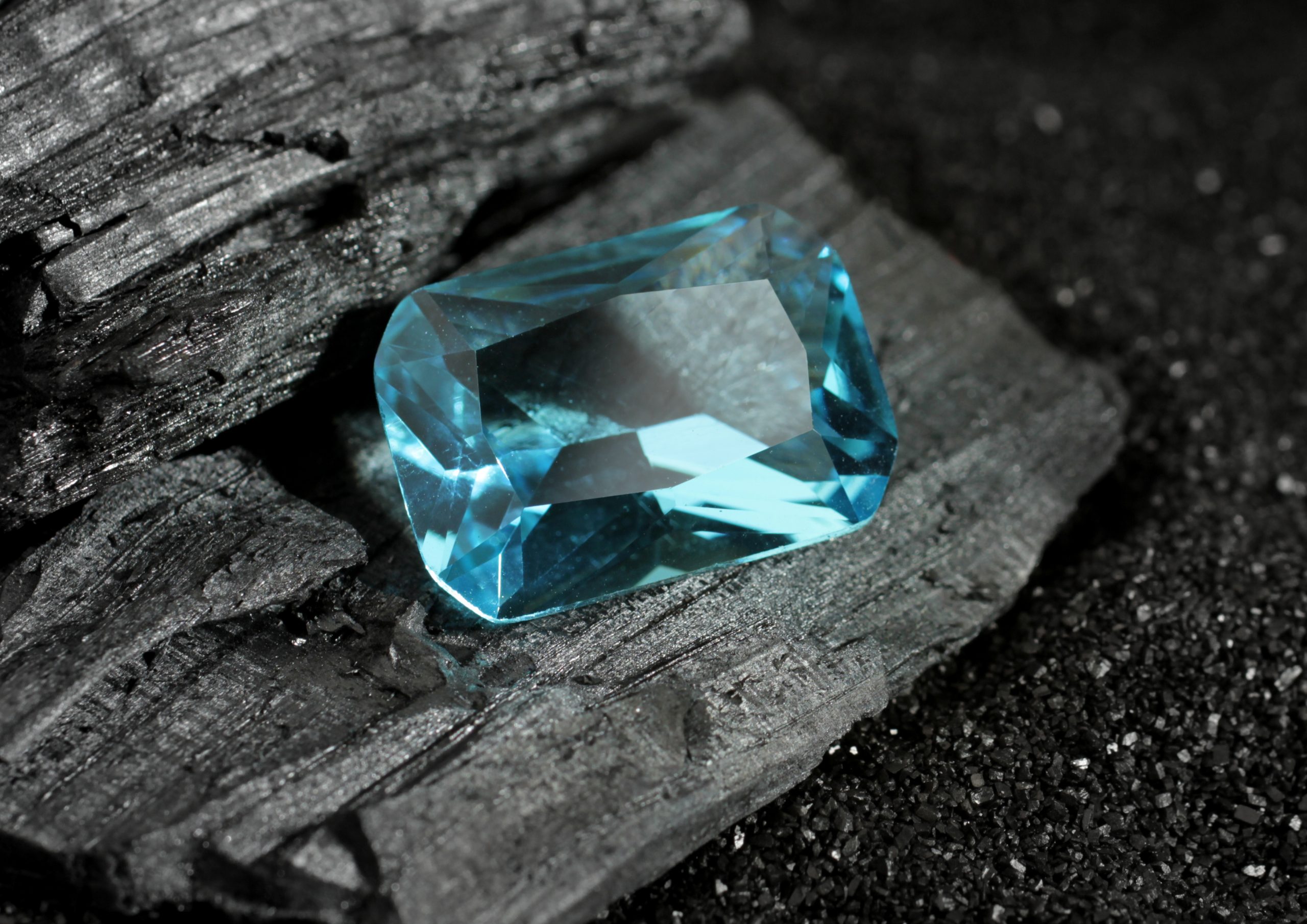 March Birthstones: Aquamarine & Bloodstone Meaning & Colors
