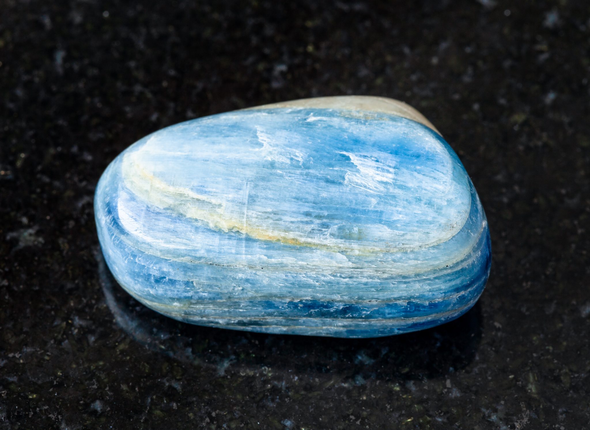 Guide to Kyanite Crystal: Meaning, Healing Properties & Uses