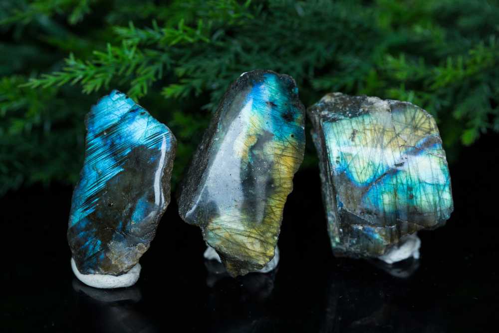 Labradorite Crystal: Beginners Guide to Chakra Energy, Spiritual Growth ...